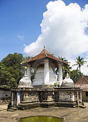 Three other Main temples in kandy -Ambakke,Gadaladeniya,Lankathilaka ...